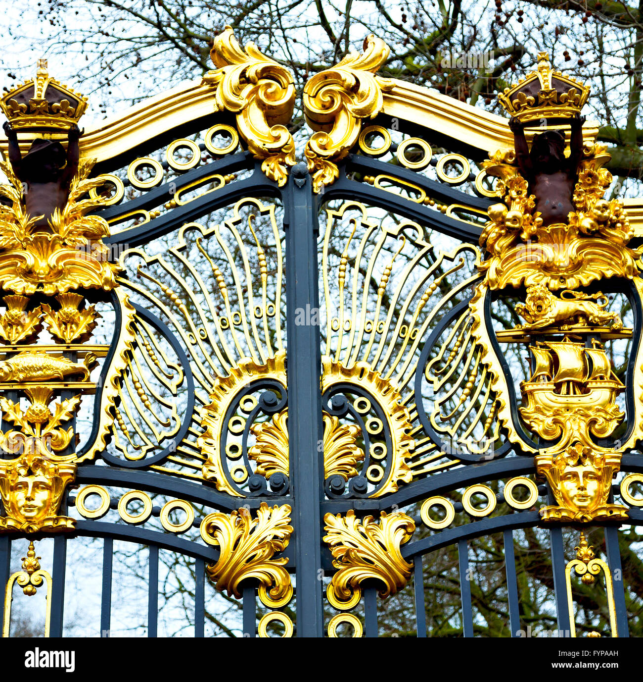 in london england the old metal gate royal palace Stock Photo - Alamy