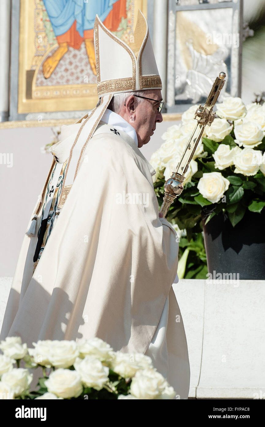 Pope Francis delivers the Urbi et Orbi message at the end of the Easter ...