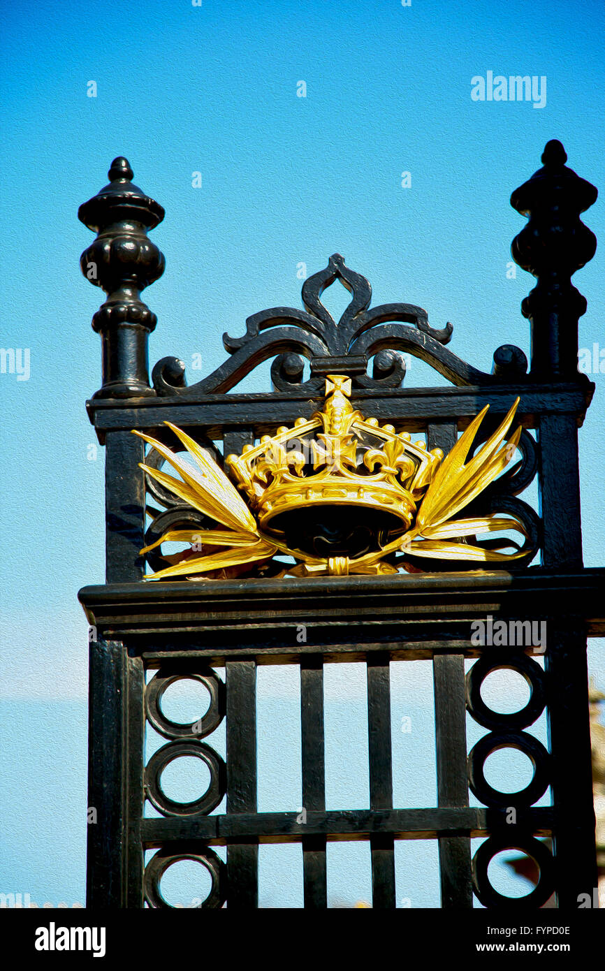 in london england the old metal gate royal palace Stock Photo - Alamy