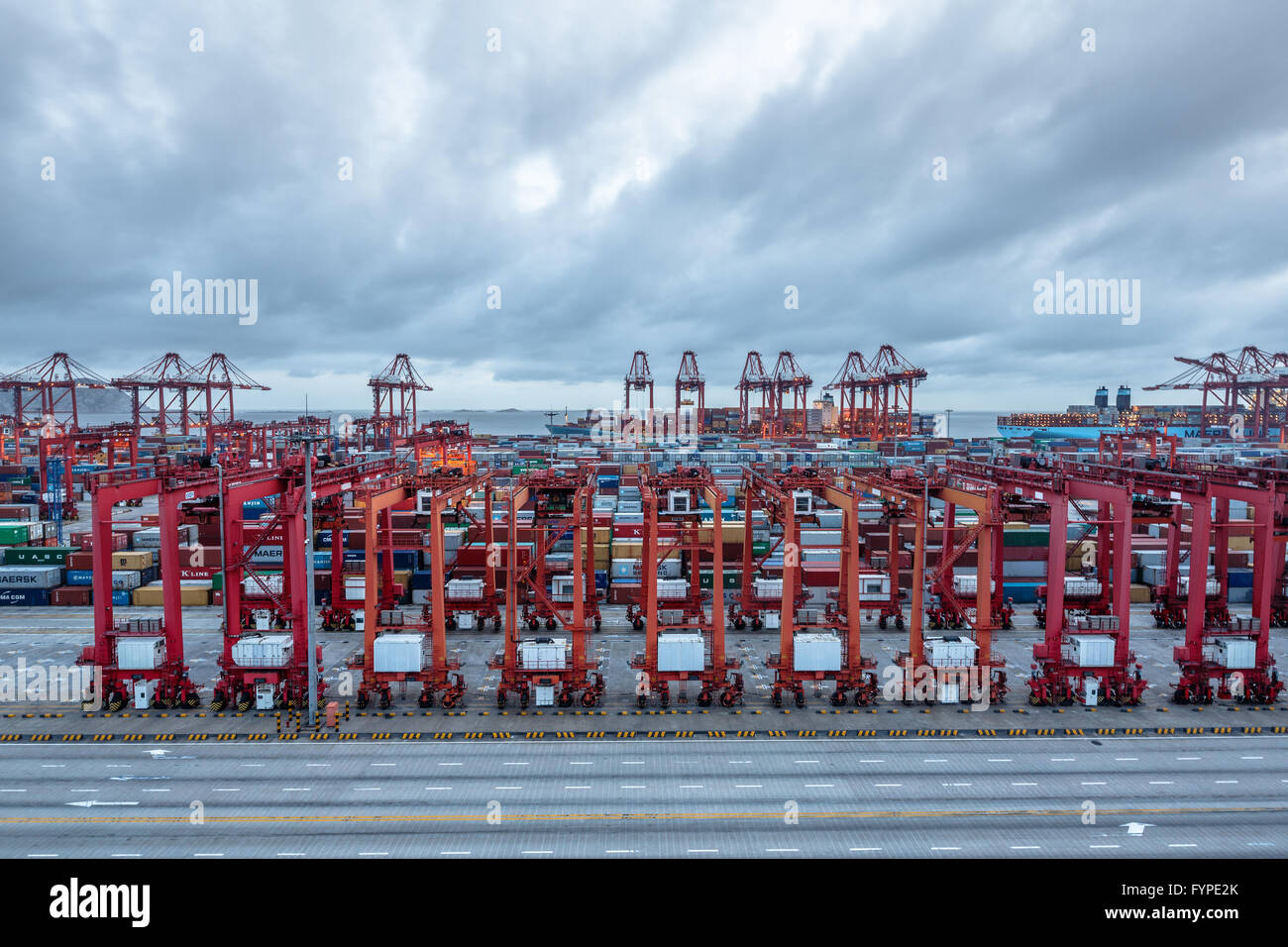 China shipping containers shanghai hi-res stock photography and images ...