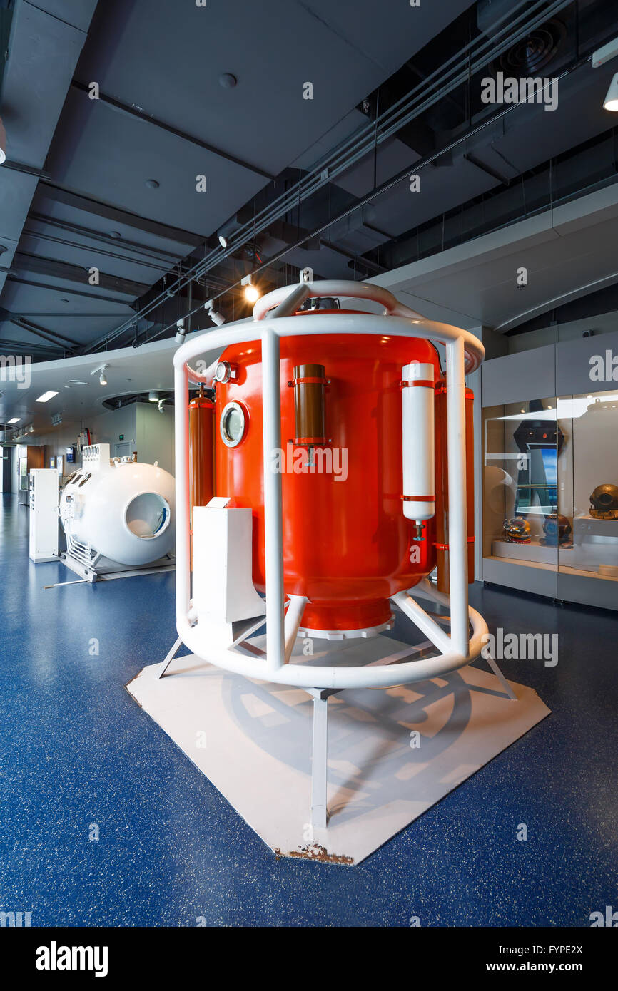 Hyperbaric oxygen chamber hi-res stock photography and images - Alamy