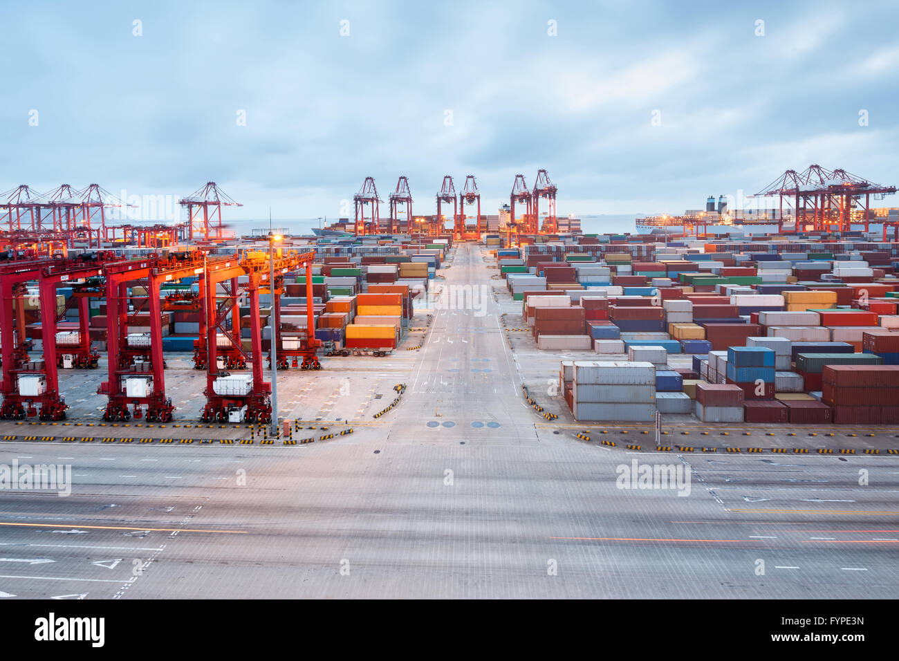 China shipping containers shanghai hi-res stock photography and images ...