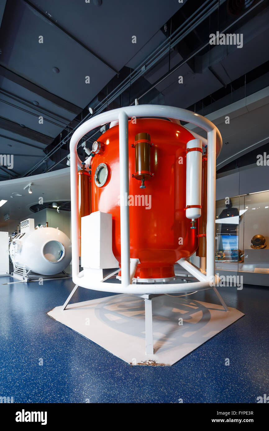 Diving chamber hi-res stock photography and images - Alamy
