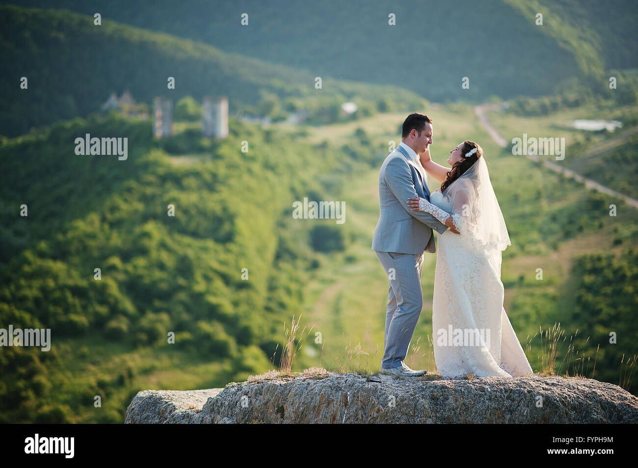 Wedding couple on rock hi-res stock photography and images - Alamy