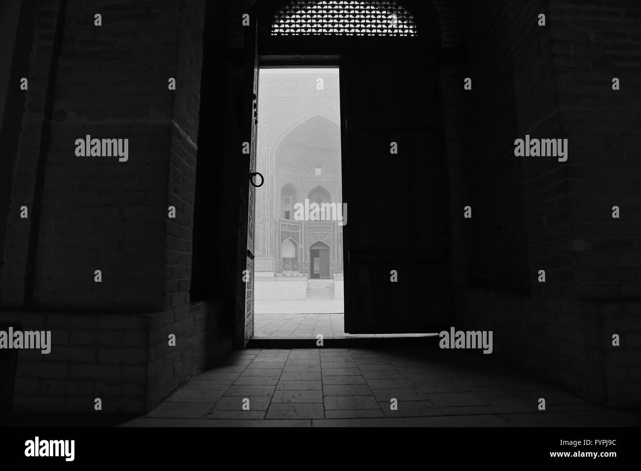 Main door mosque hi-res stock photography and images - Alamy