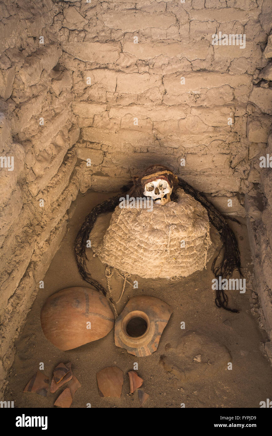 Chauchilla Cemetery with prehispanic mummies in Nazca desert, Peru ...