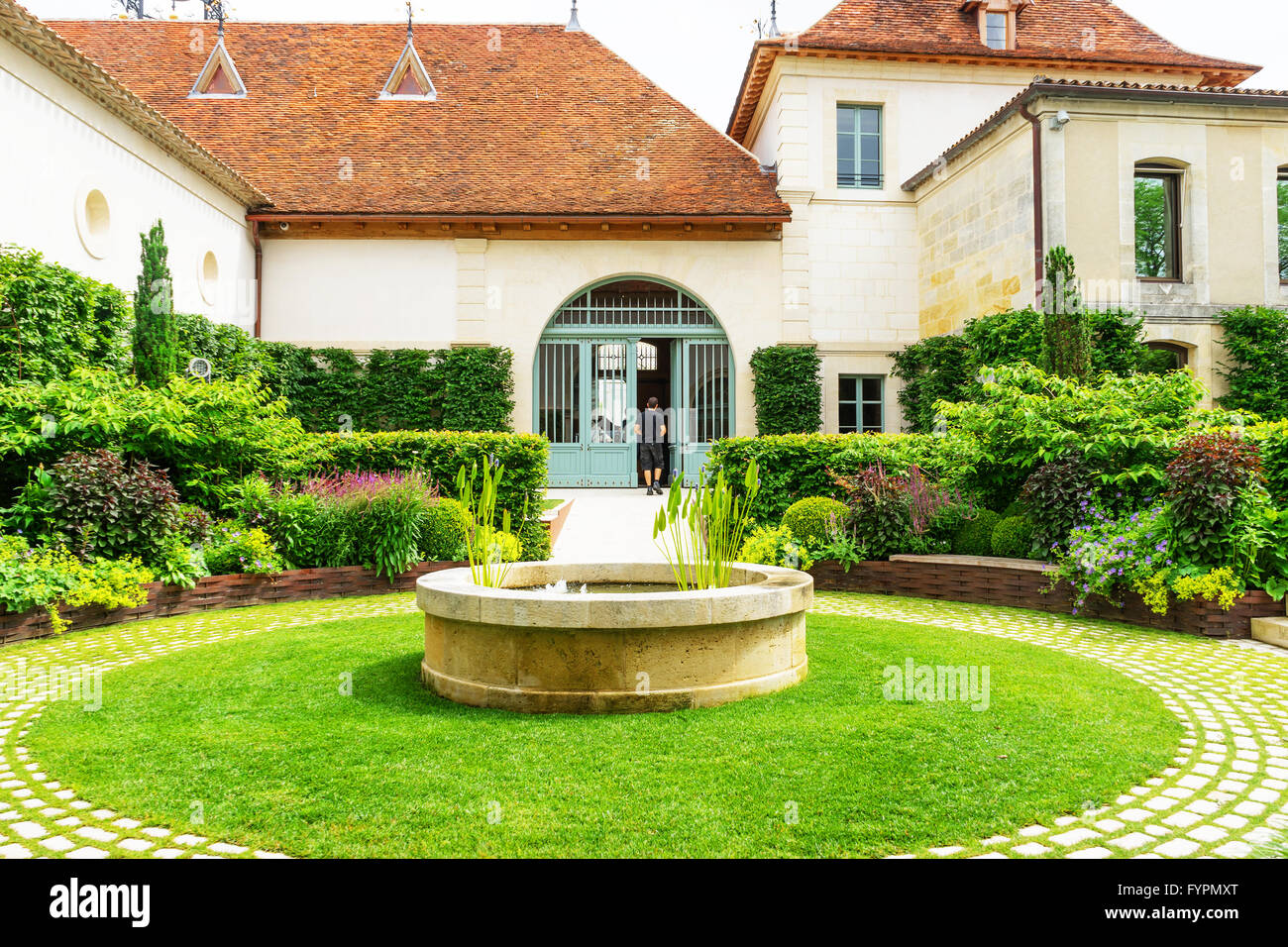 Small garden courtyard fountain water hi-res stock photography and ...