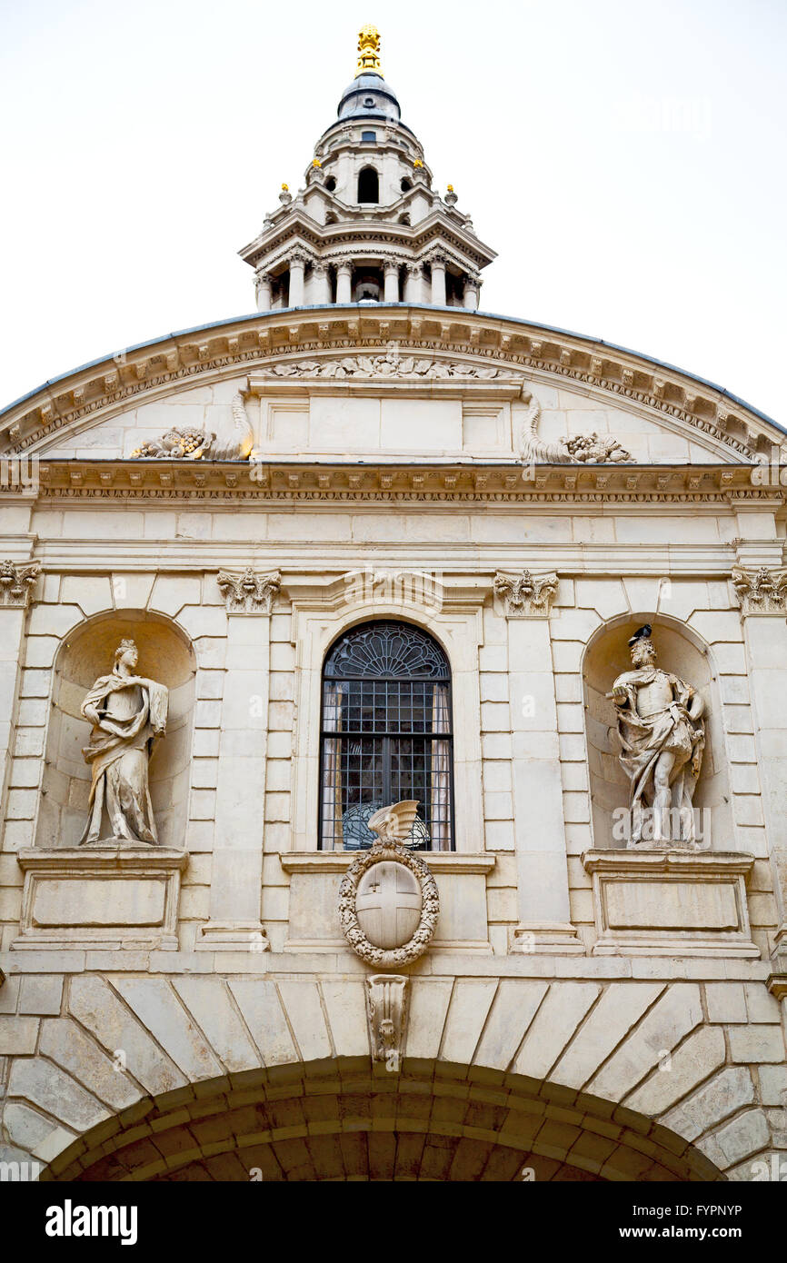 historic marble and statue in old of london england Stock Photo - Alamy