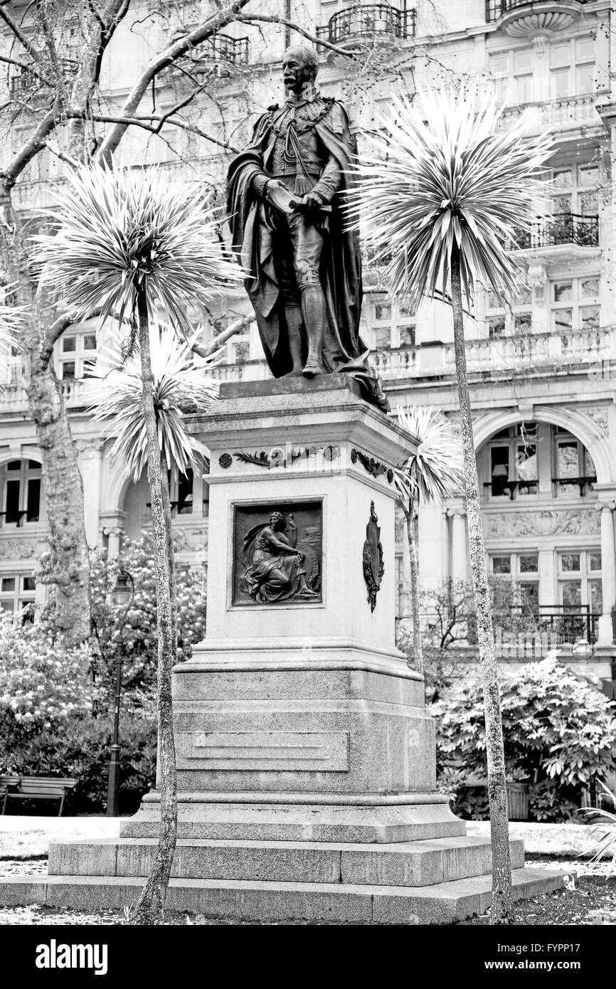 historic marble and statue in old city of london england Stock Photo ...