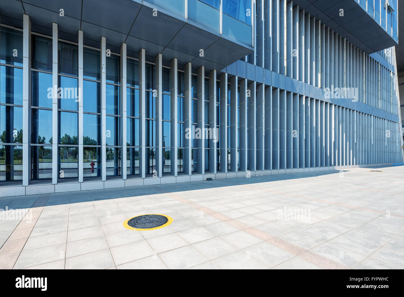 empty road building exterior Stock Photo - Alamy