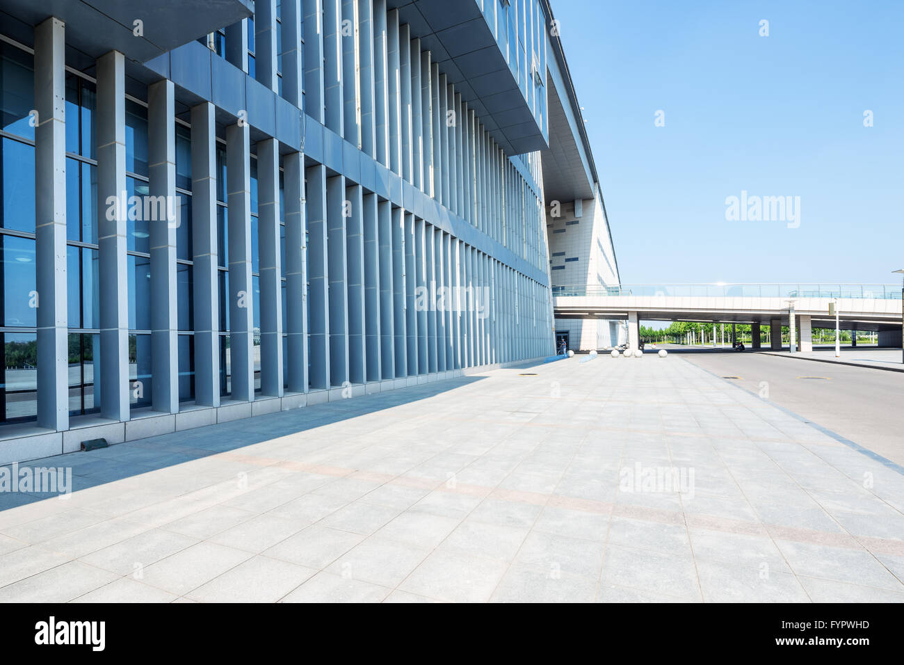 empty road building exterior Stock Photo - Alamy