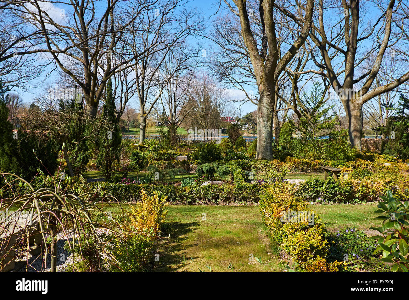 Green grass and cemetery hi-res stock photography and images - Alamy