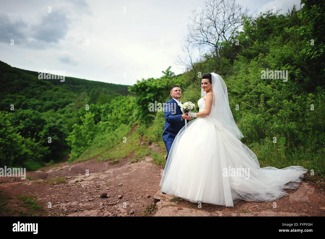 Wedding couple on rock hi-res stock photography and images - Alamy