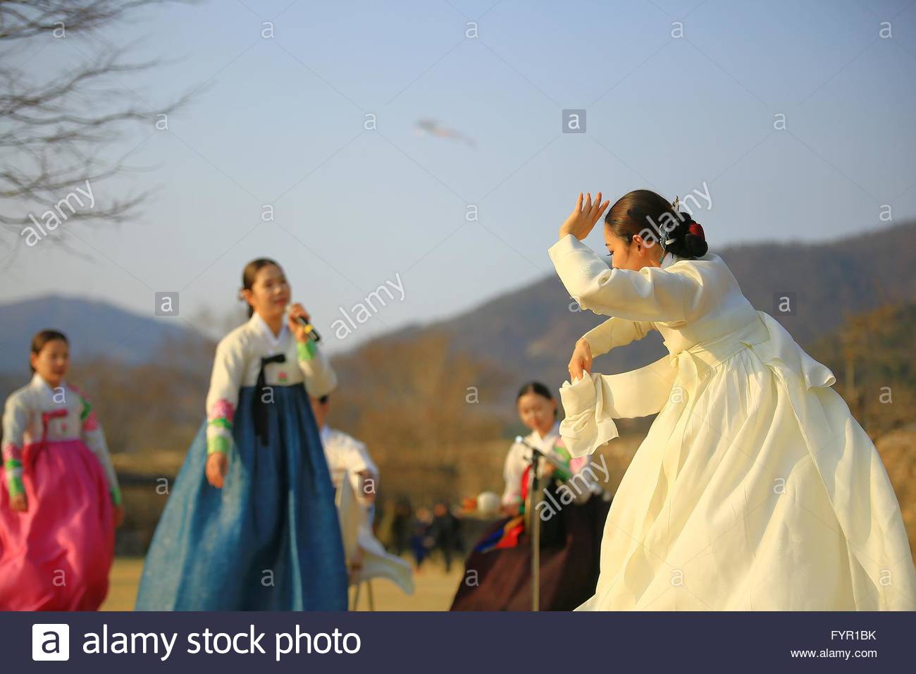 Korean Girl Singing Stock Photos & Korean Girl Singing Stock Images - Alamy