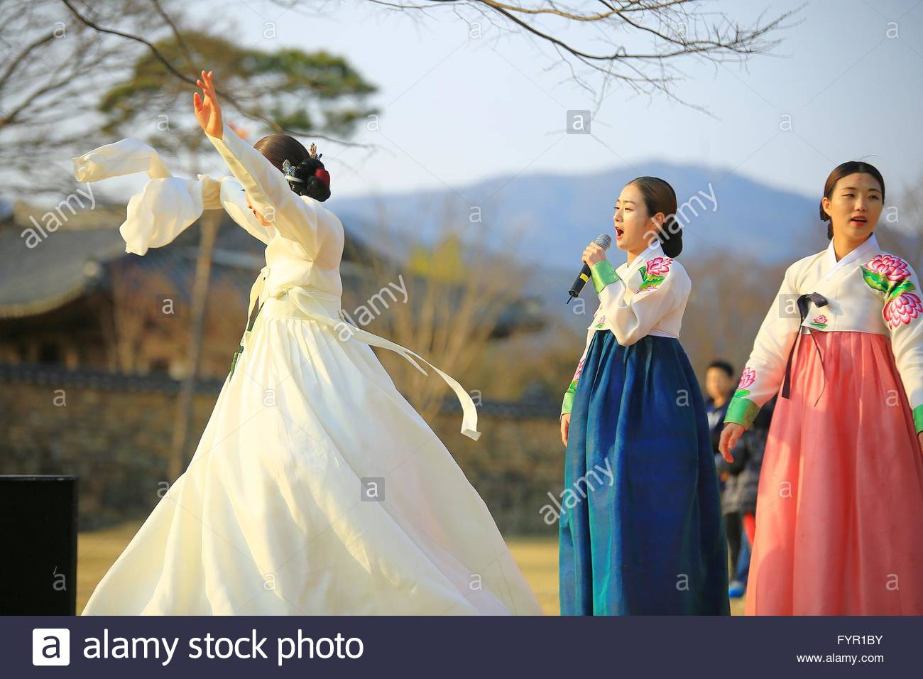 Korean Girl Singing Stock Photos & Korean Girl Singing Stock Images - Alamy
