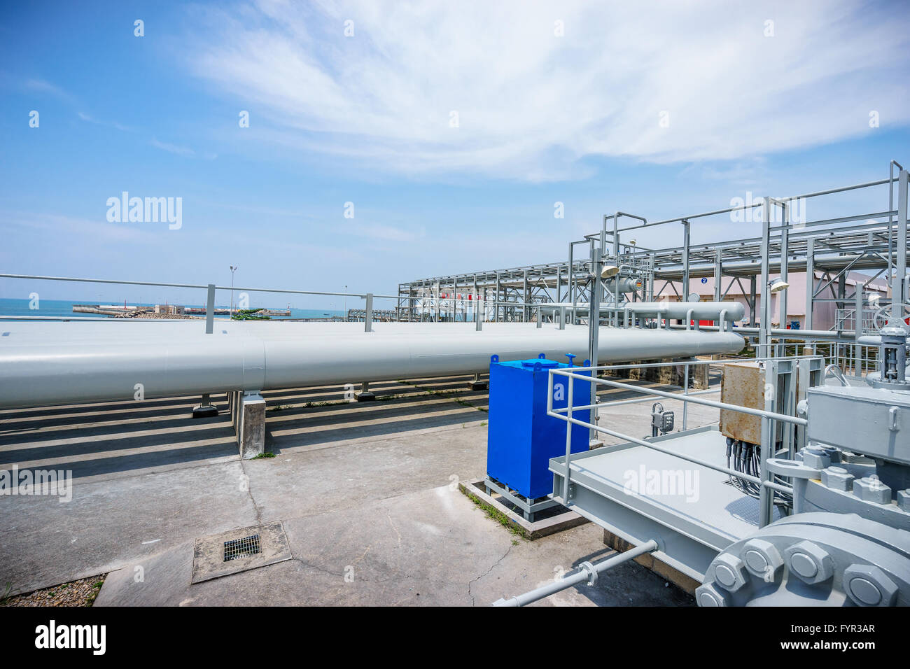 Pipeline and refinery hi-res stock photography and images - Alamy