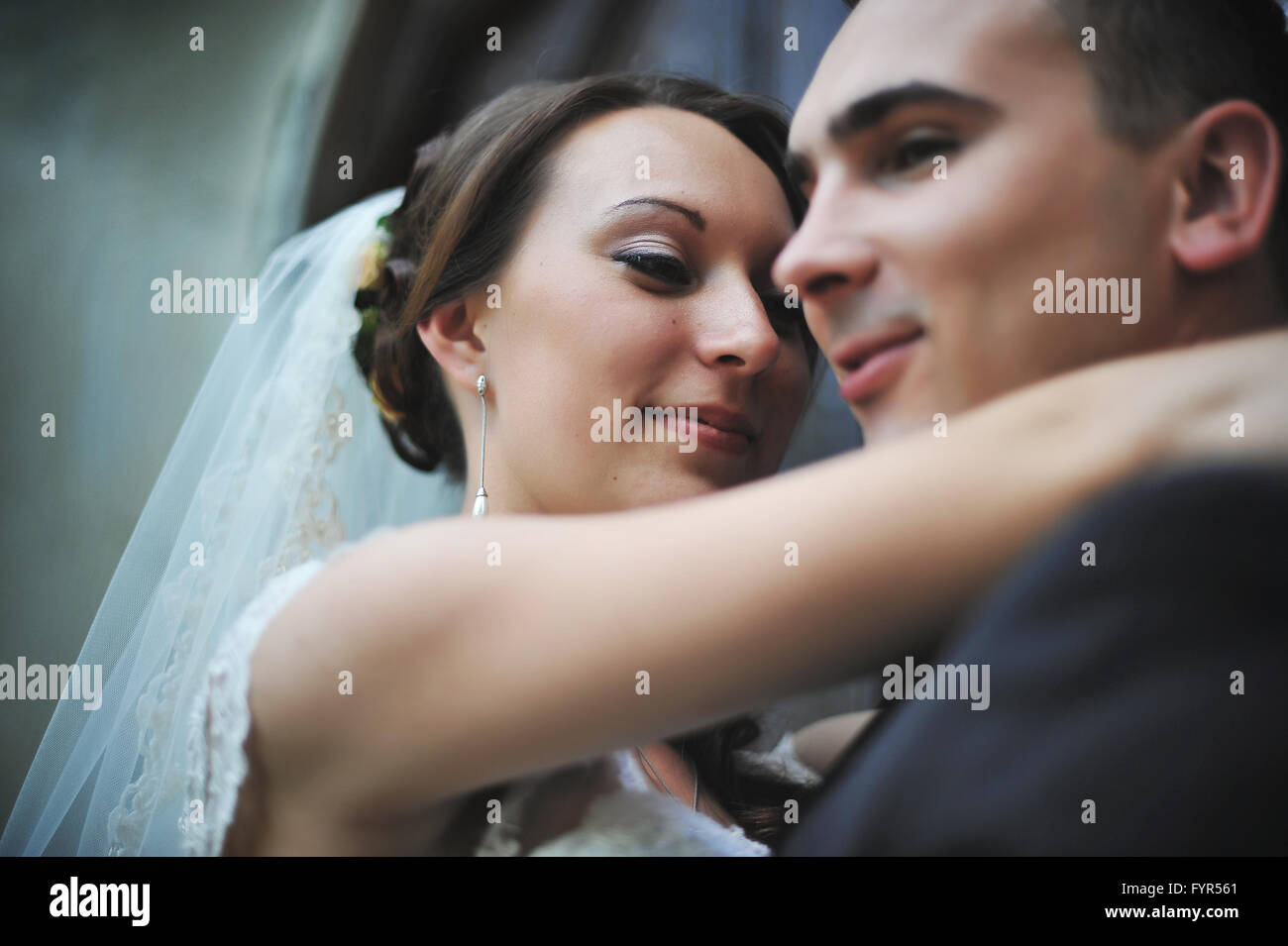 Beautiful bride pose wedding bouquet hi-res stock photography and ...