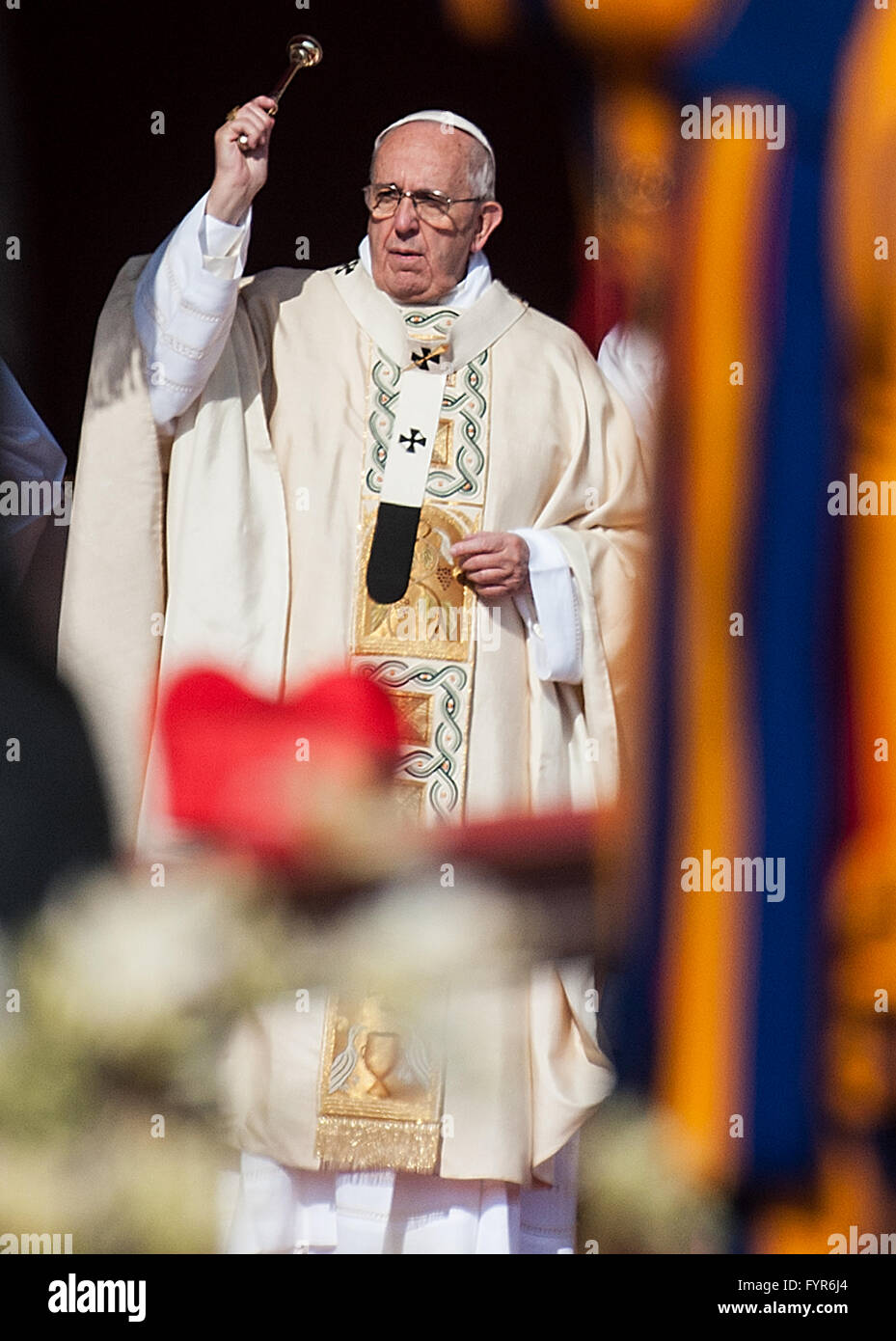 Pope Francis delivers the Urbi et Orbi message at the end of the Easter ...