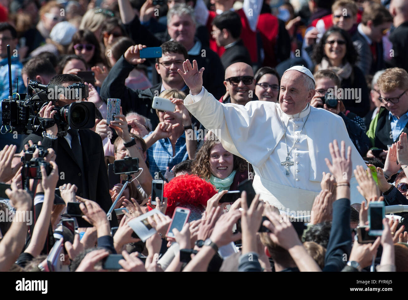 Pope Francis delivers the Urbi et Orbi message at the end of the Easter ...