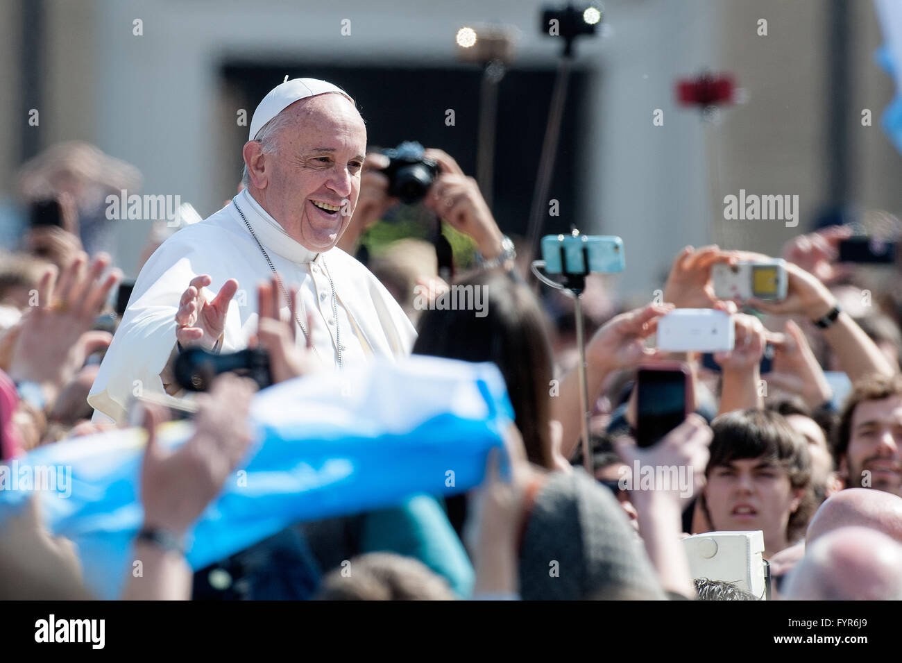 Pope Francis delivers the Urbi et Orbi message at the end of the Easter ...