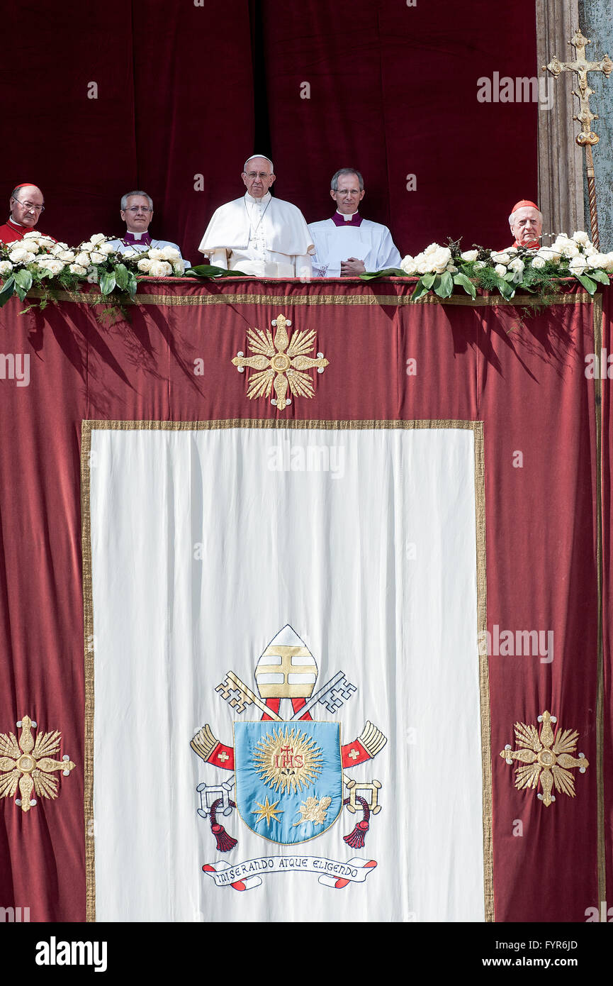 Pope Francis delivers the Urbi et Orbi message at the end of the Easter ...