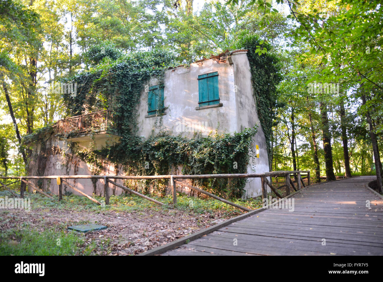 Abandoned House Exterior Stock Photo - Alamy