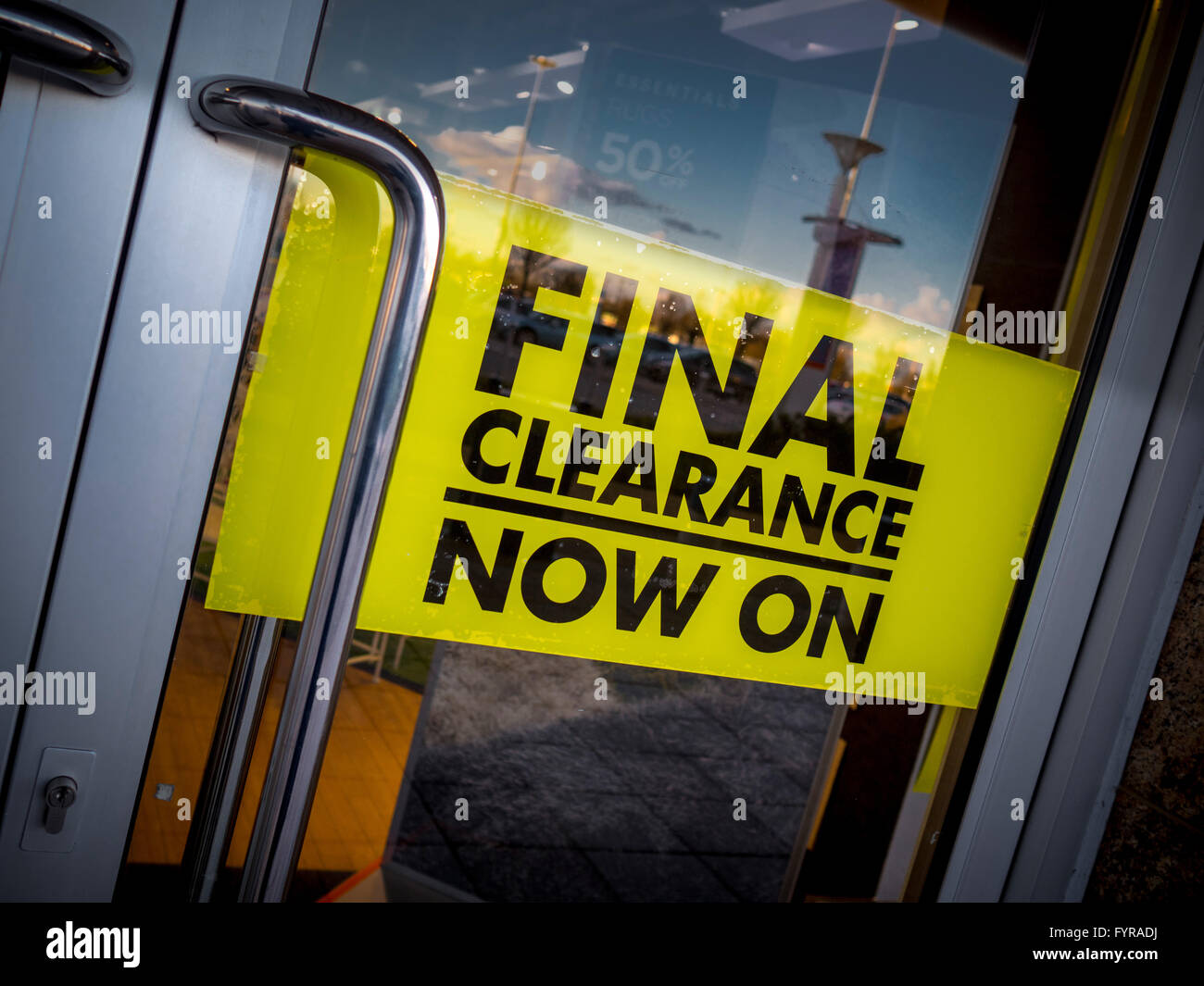 Yellow clearance sign hi-res stock photography and images - Alamy