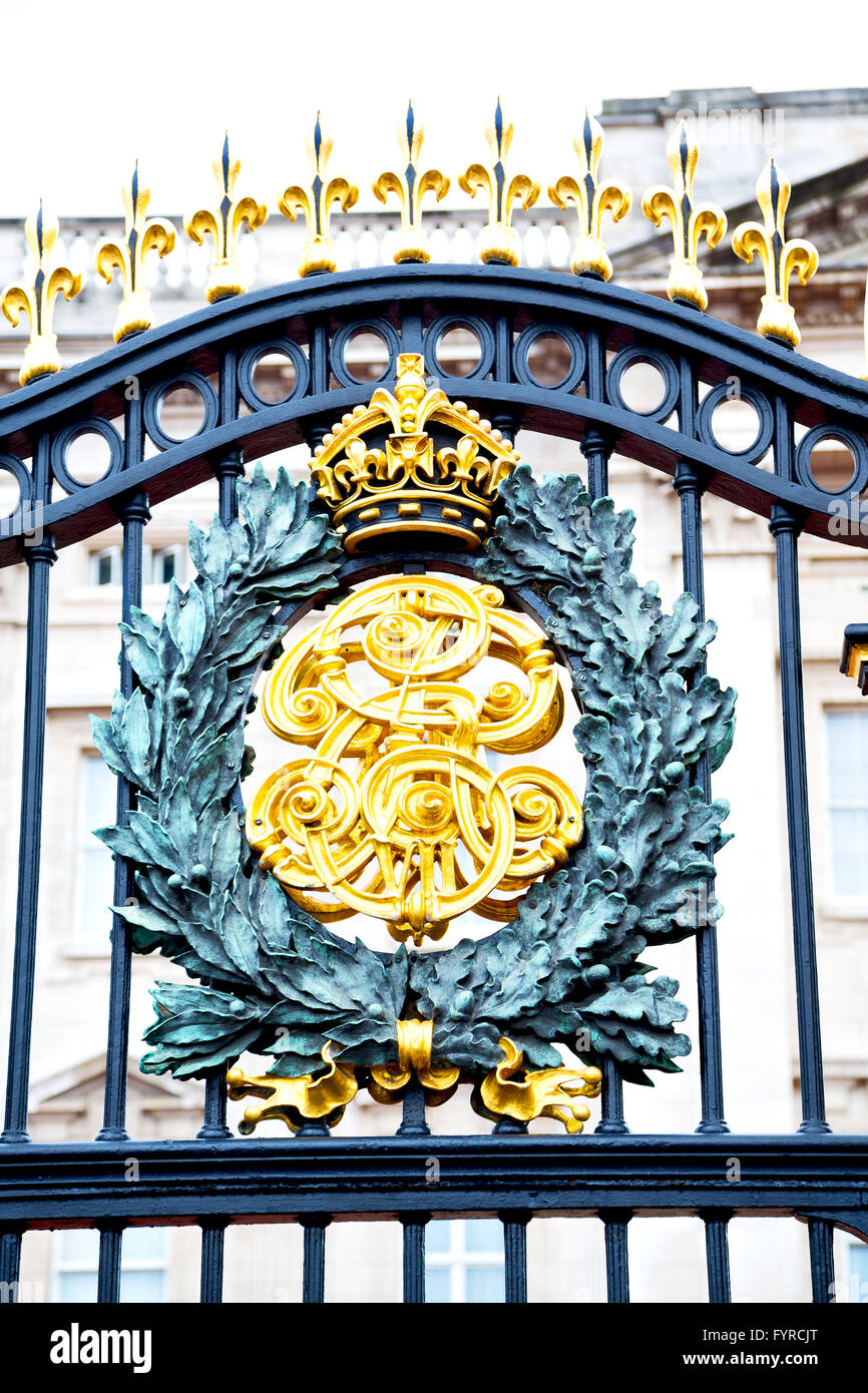 in london england metal gate royal palace Stock Photo - Alamy