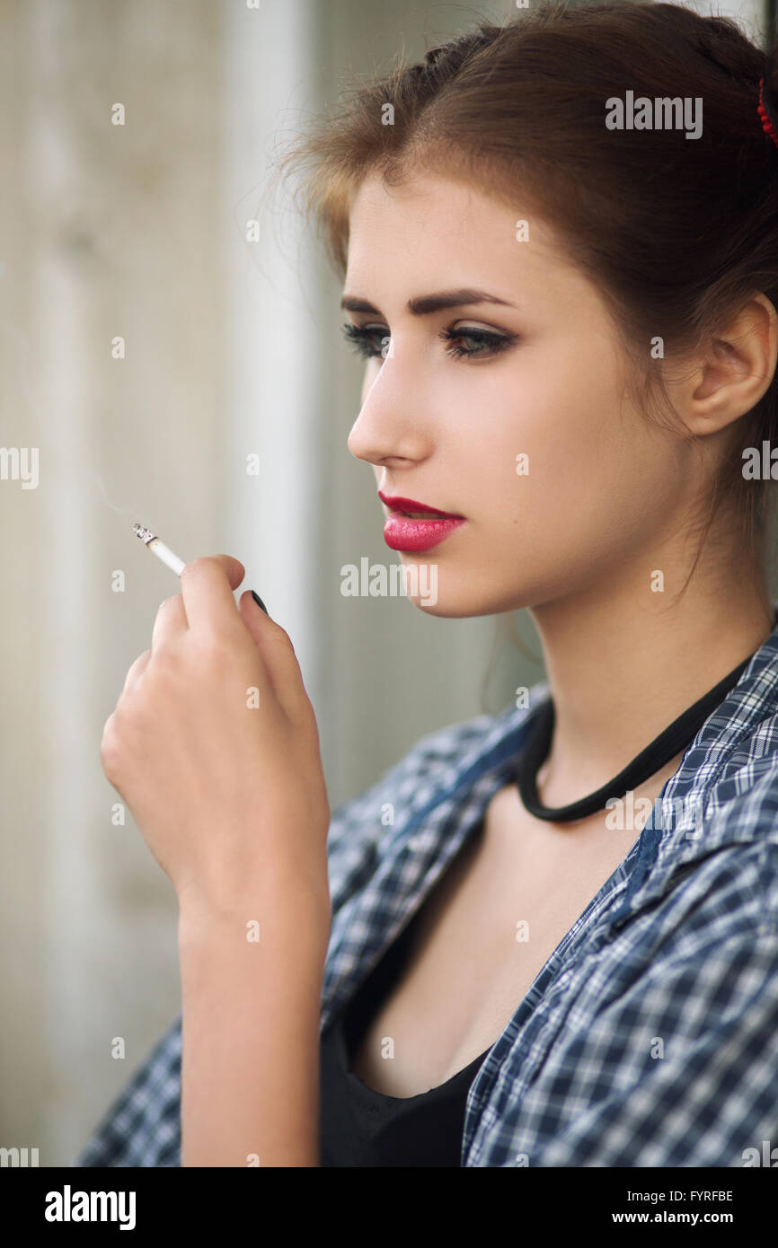 Pretty women smoking hi-res stock photography and images - Alamy