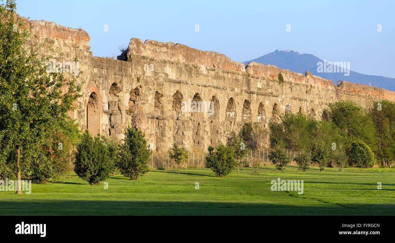 Aqueduct rome hi-res stock photography and images - Alamy