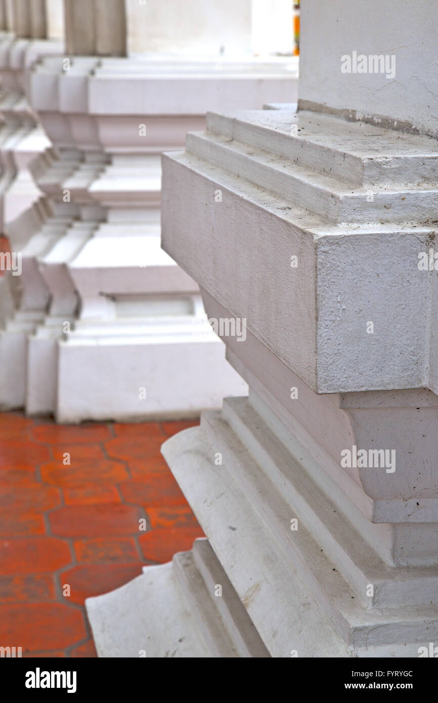 pavement gold temple bangkok dirty column Stock Photo - Alamy