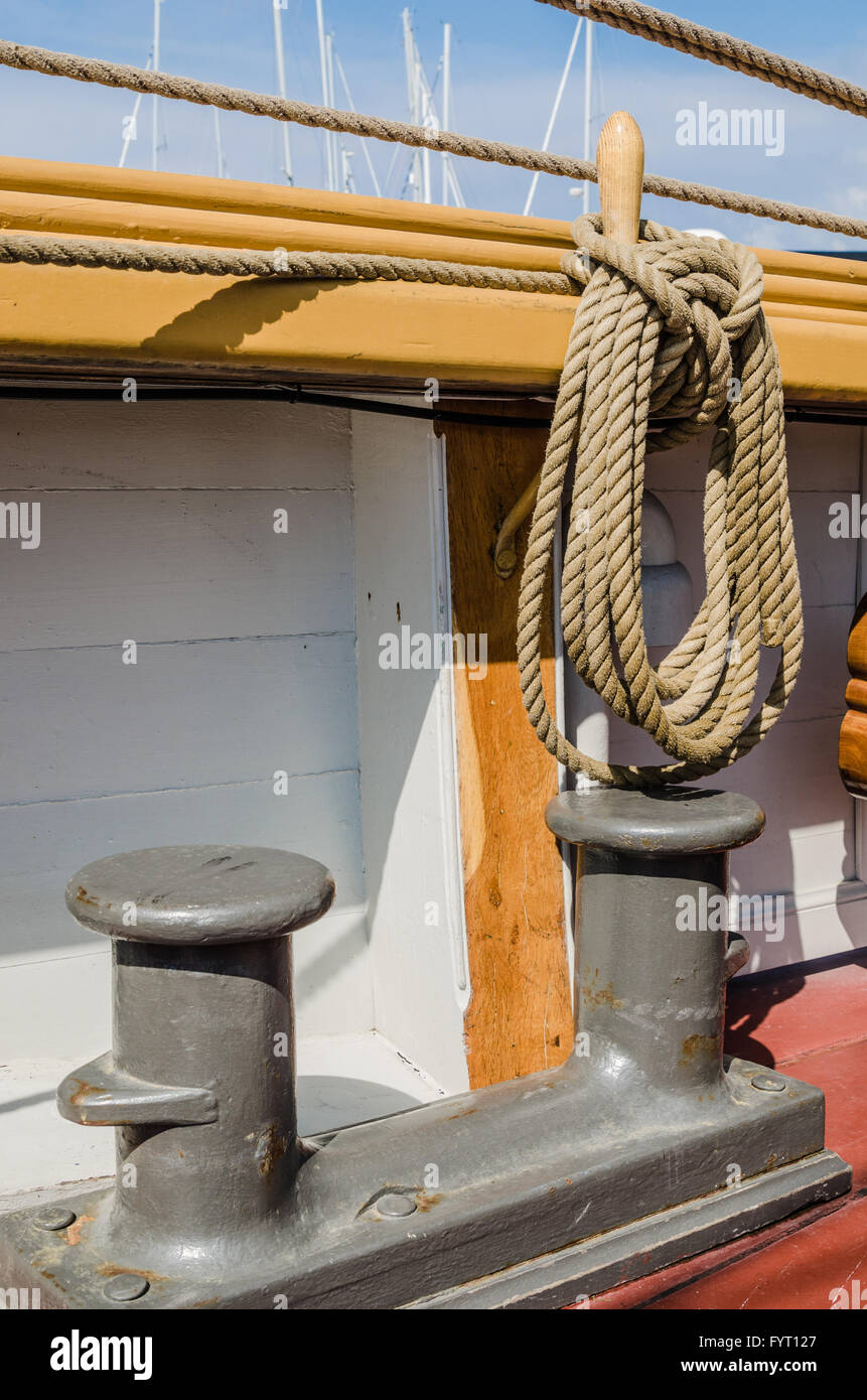 Old sailing wooden blocks rigging hi-res stock photography and images ...