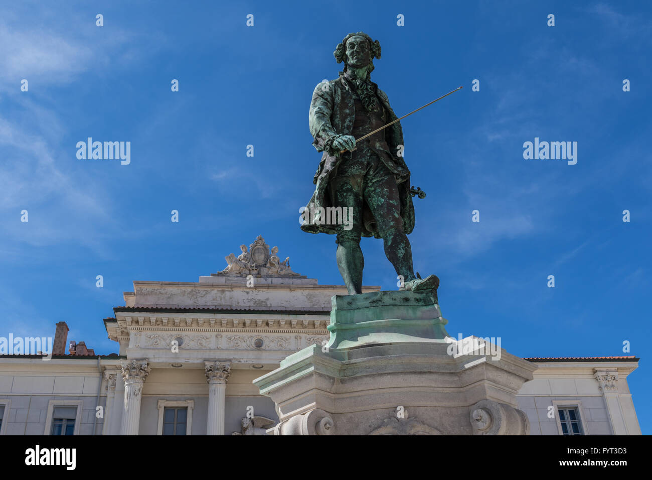 Violina hi-res stock photography and images - Alamy
