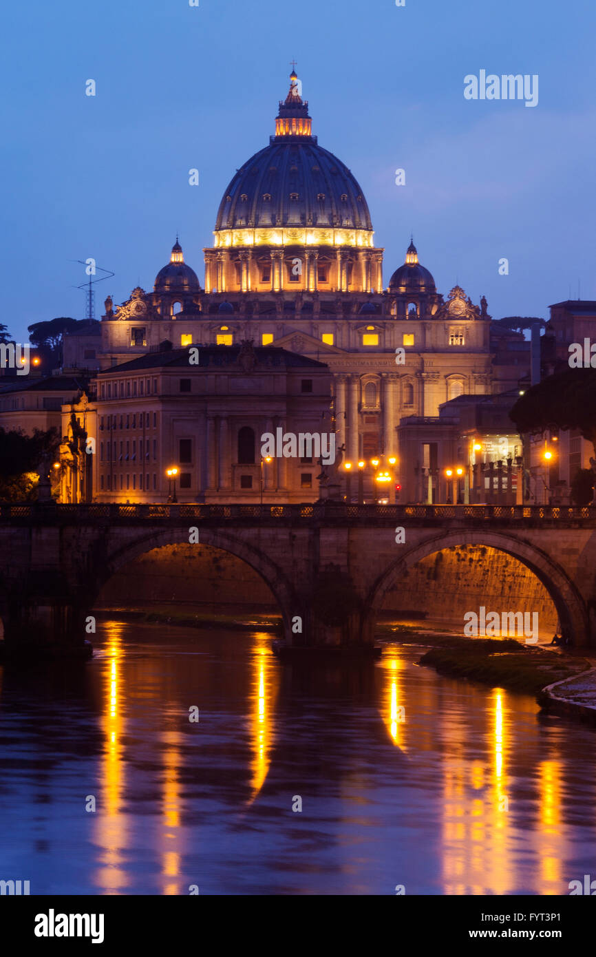 Vatican City with Saint Peter's Basilica at dusk Stock Photo - Alamy
