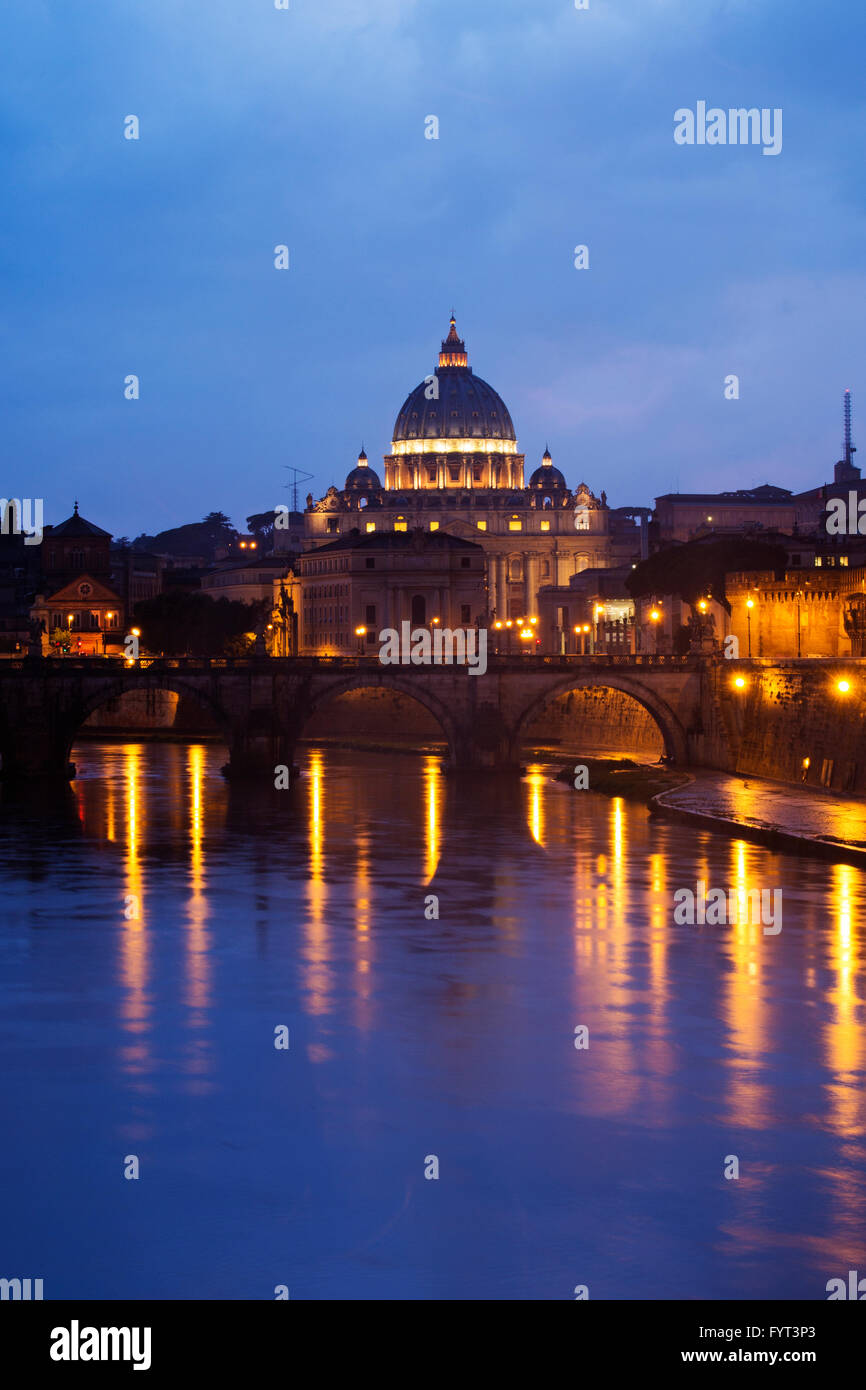 Vatican City with Saint Peter's Basilica at dusk Stock Photo - Alamy