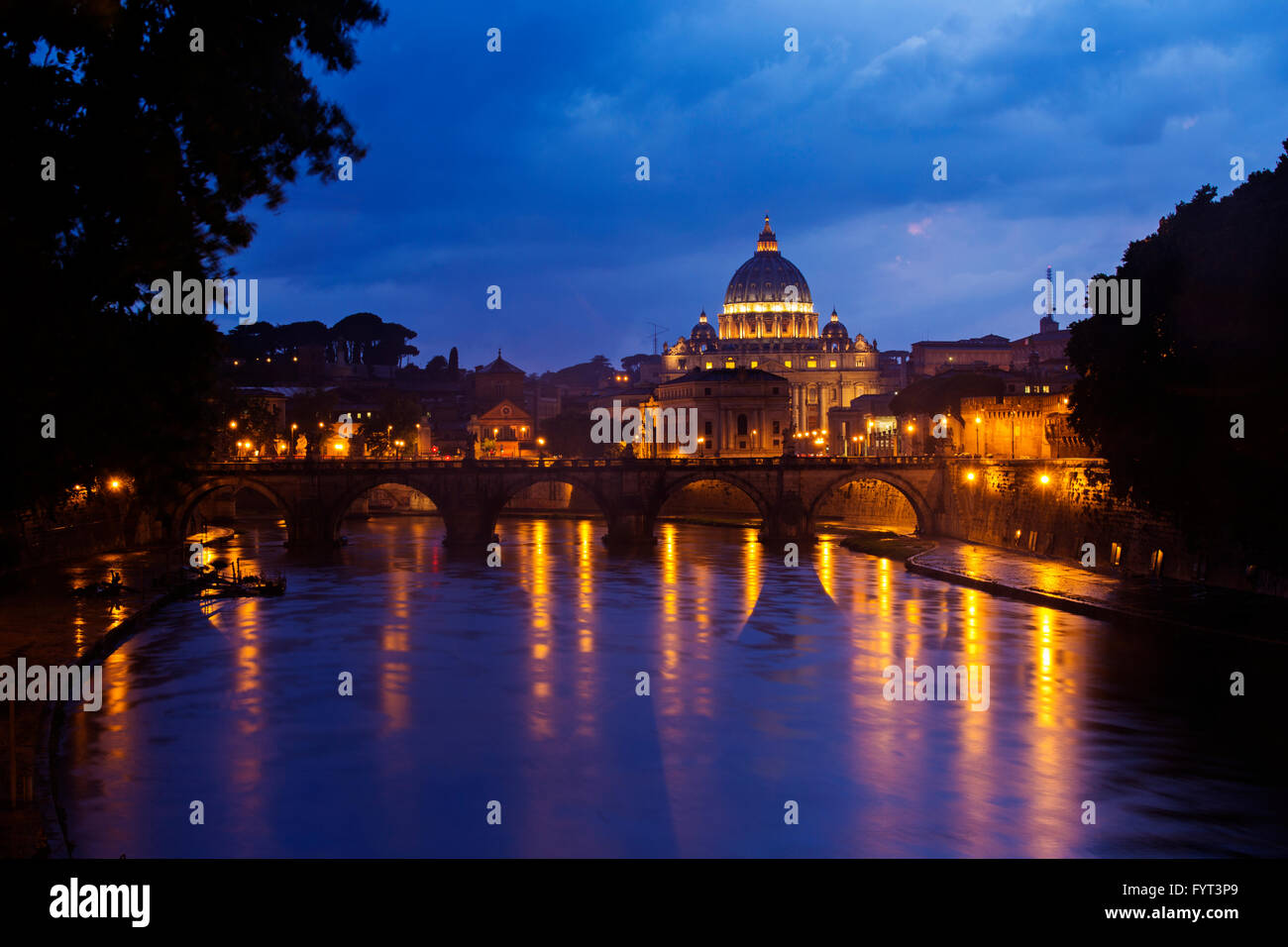 Vatican City with Saint Peter's Basilica at dusk Stock Photo - Alamy