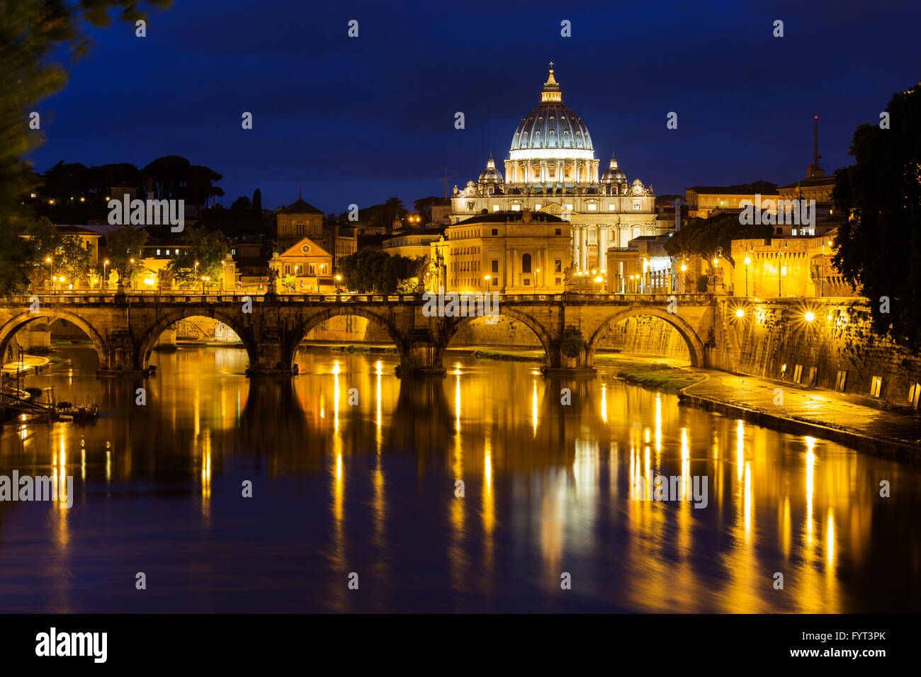 Vatican City with Saint Peter's Basilica at dusk Stock Photo - Alamy