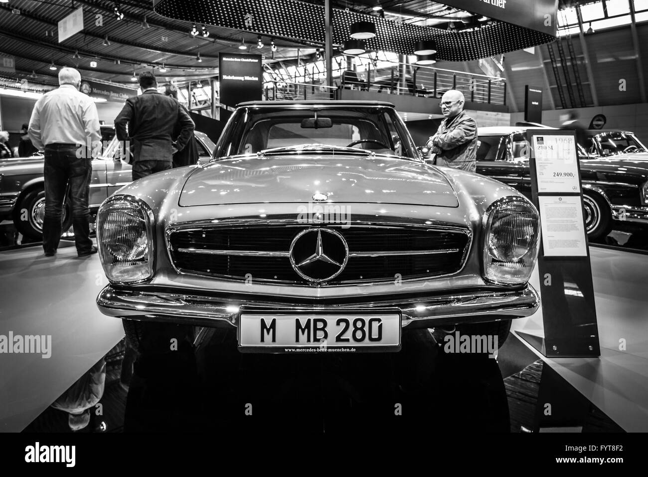 Mercedes benz 280 sl oldtimer Black and White Stock Photos & Images - Alamy