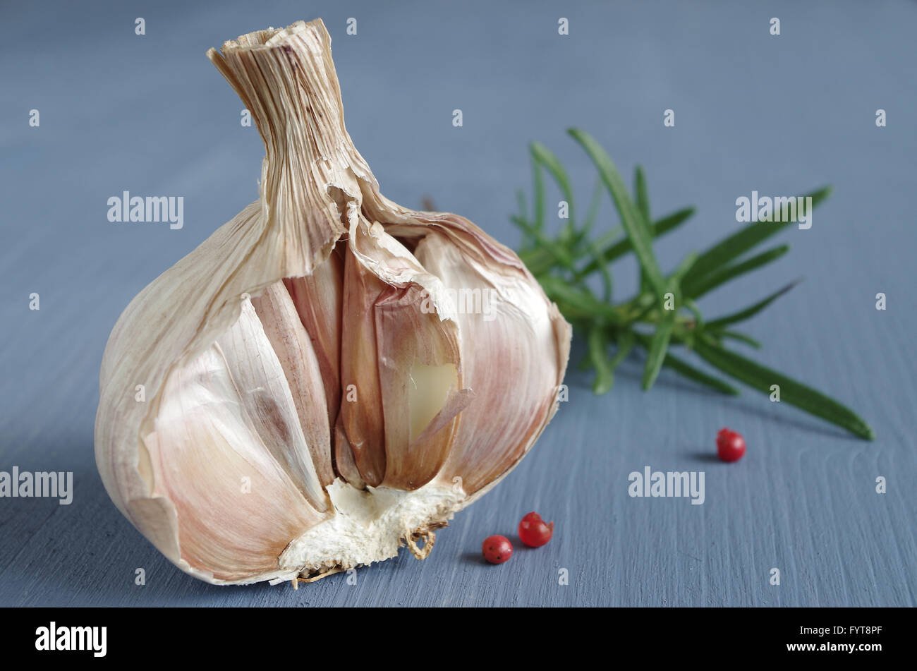 Rote knoblauchknollen hi-res stock photography and images - Alamy