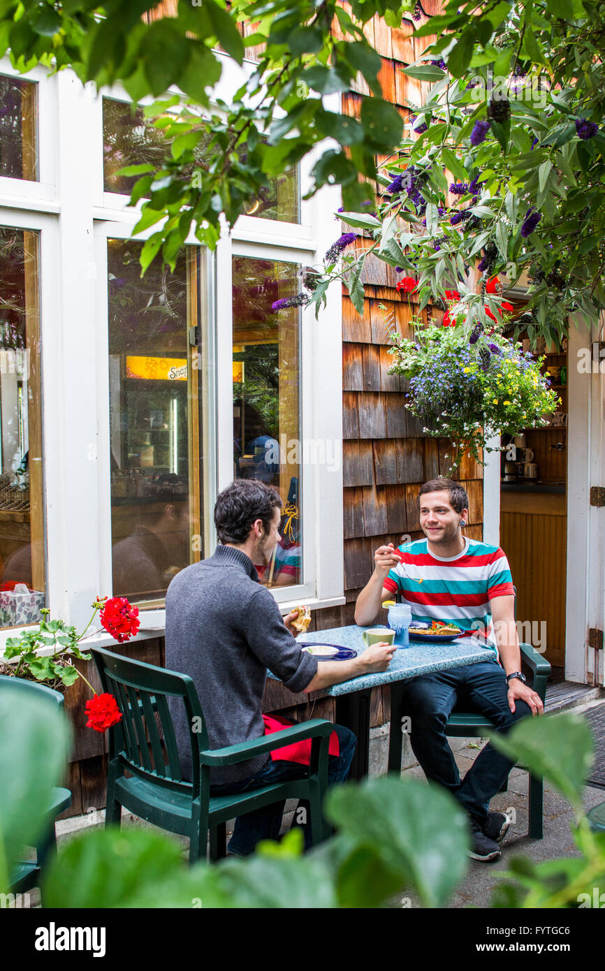 Table sit two men hi-res stock photography and images - Alamy