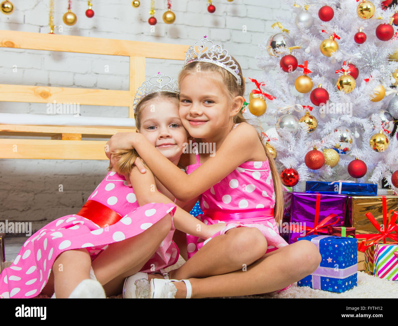 Girls embrace hi-res stock photography and images - Alamy