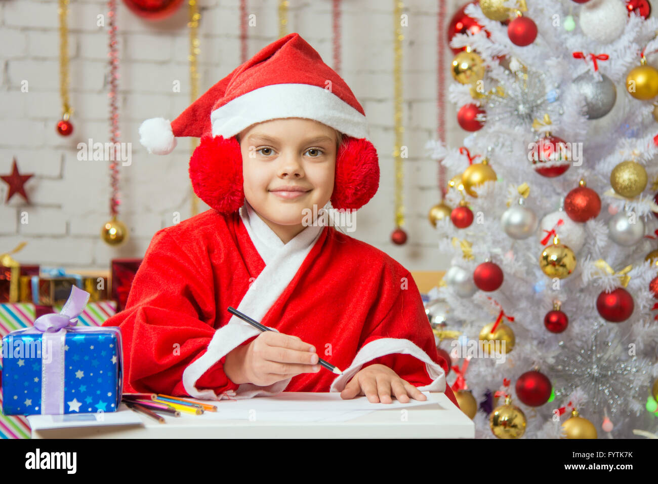 Six year old girl santa hi-res stock photography and images - Alamy