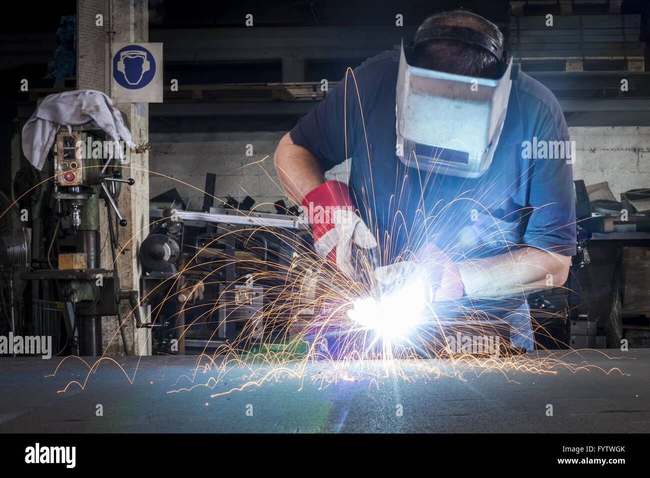 Men welding hi-res stock photography and images - Alamy