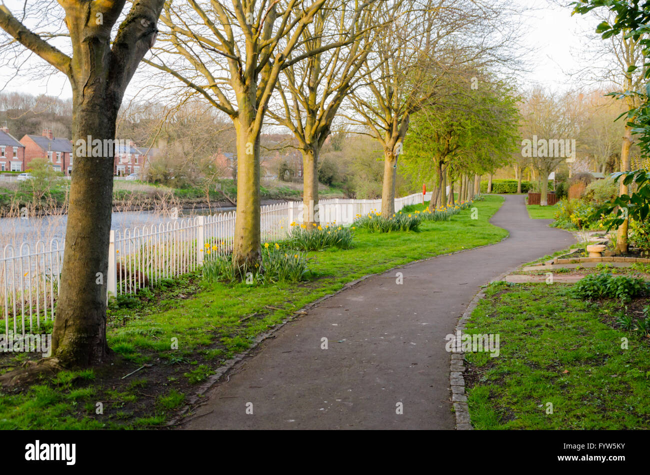 River pathway hi-res stock photography and images - Alamy