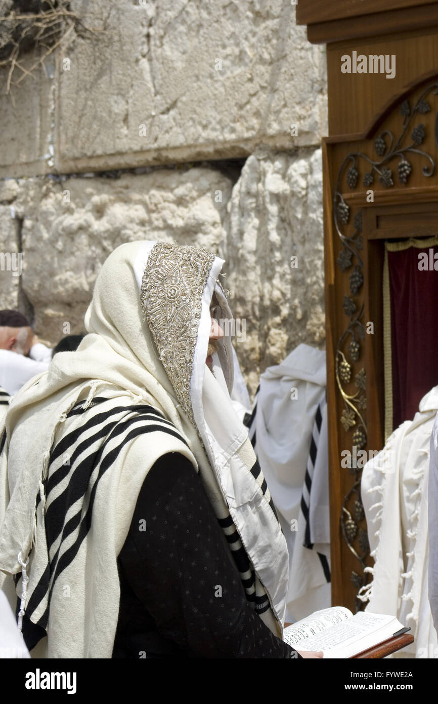 Jewish Rabbi Pray High Resolution Stock Photography and Images - Alamy