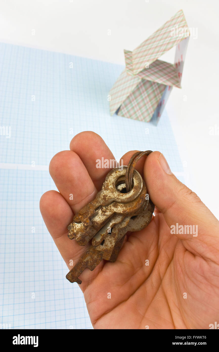 rusty keys in hand Stock Photo - Alamy