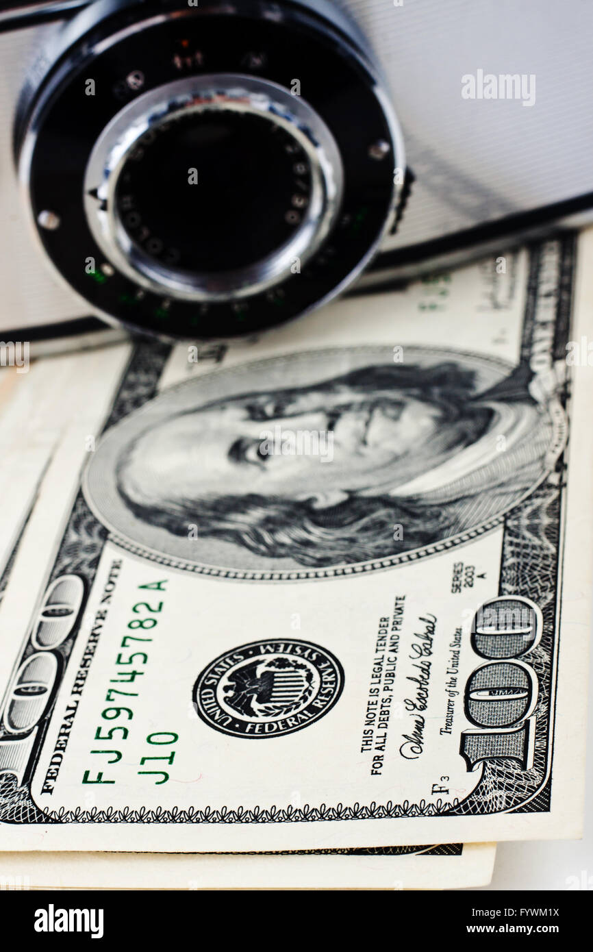 Bill camera cash money old camera hi-res stock photography and images ...