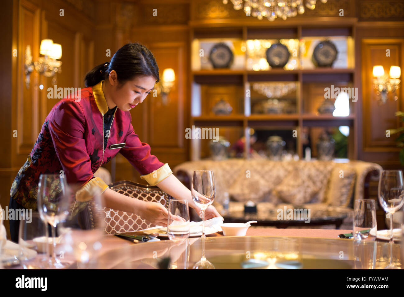 Woman setting table in restaurant hi-res stock photography and images ...