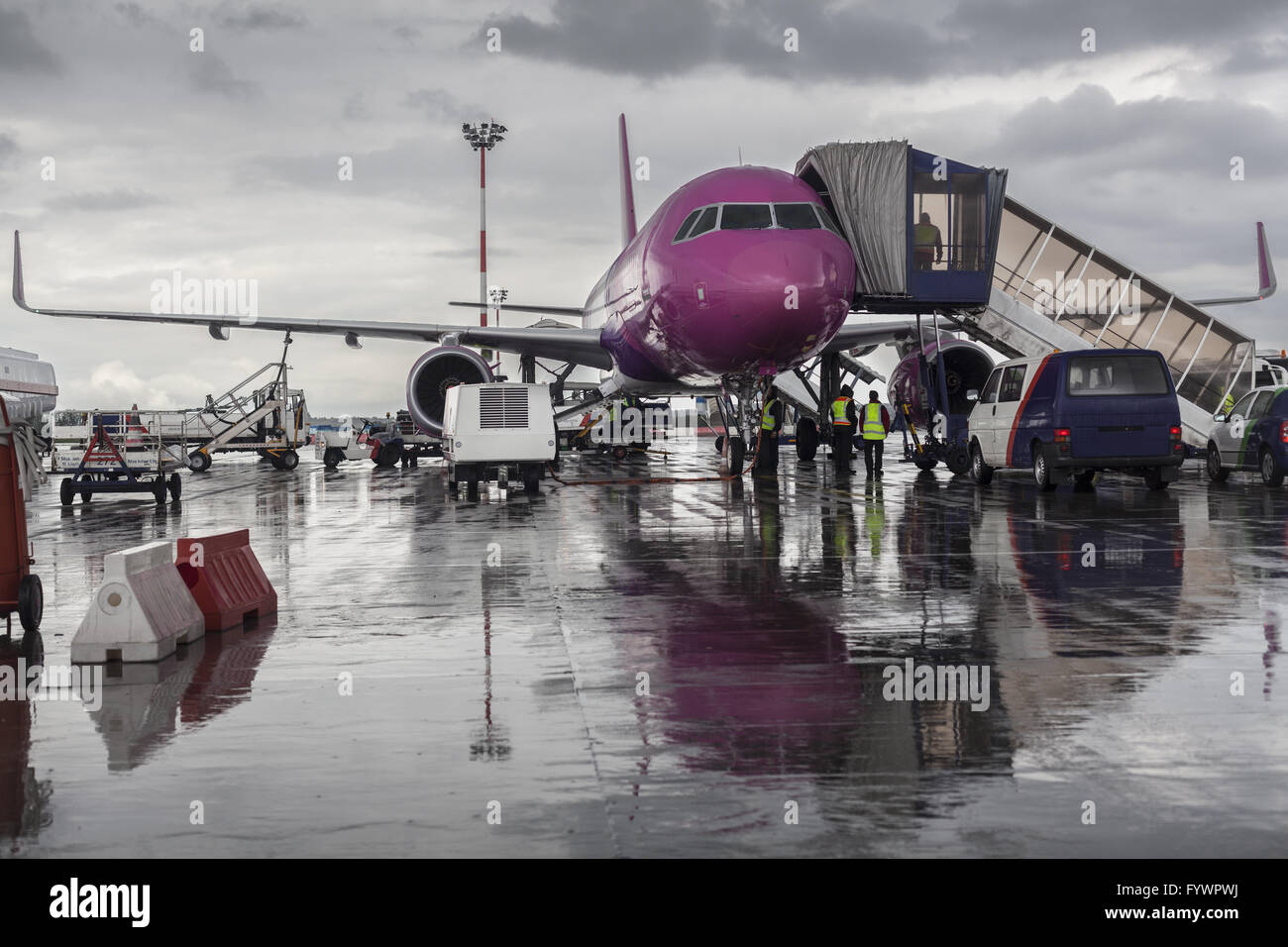 Purple and white aircraft hi-res stock photography and images - Alamy