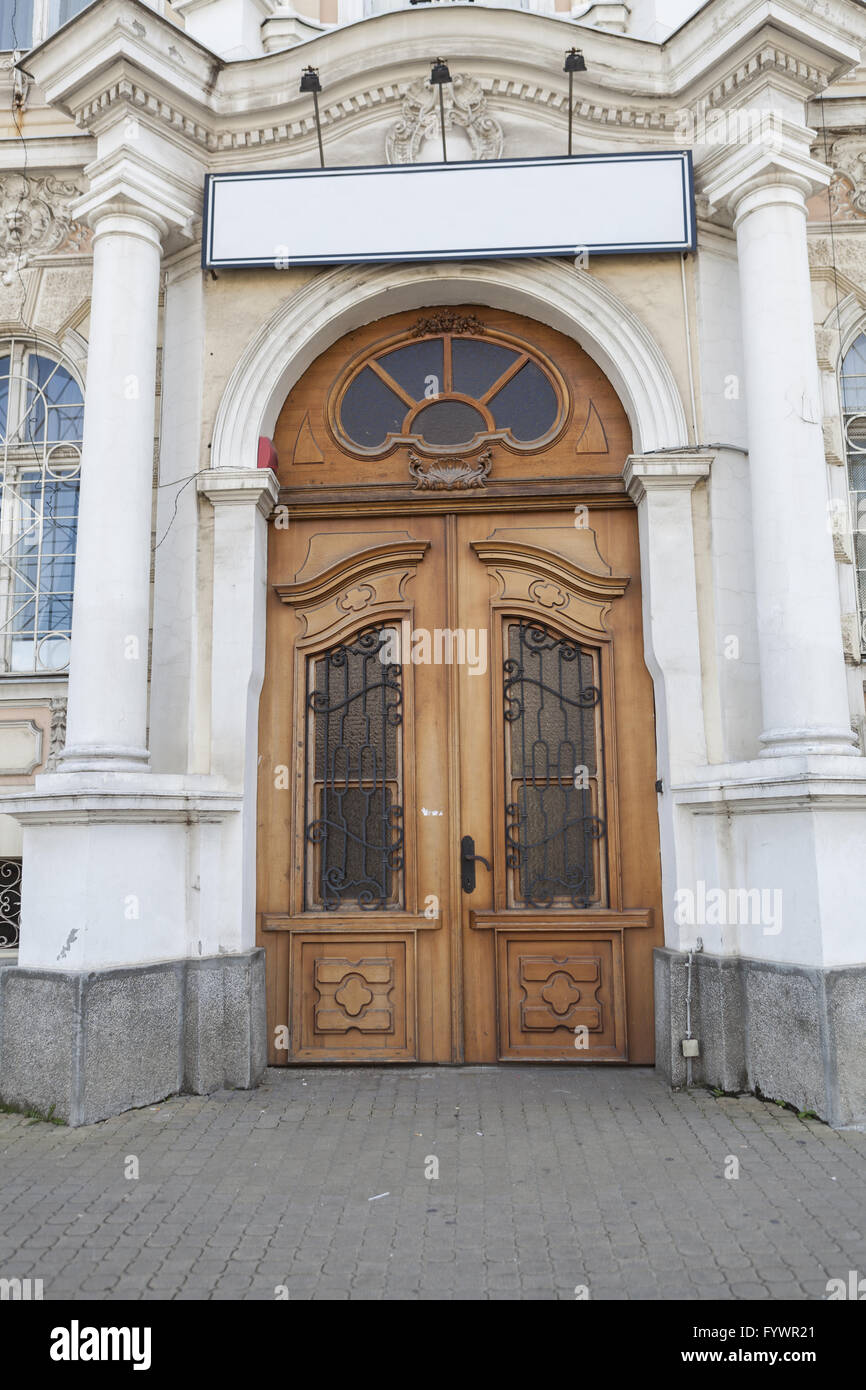 Vertical white gate sign hi-res stock photography and images - Alamy